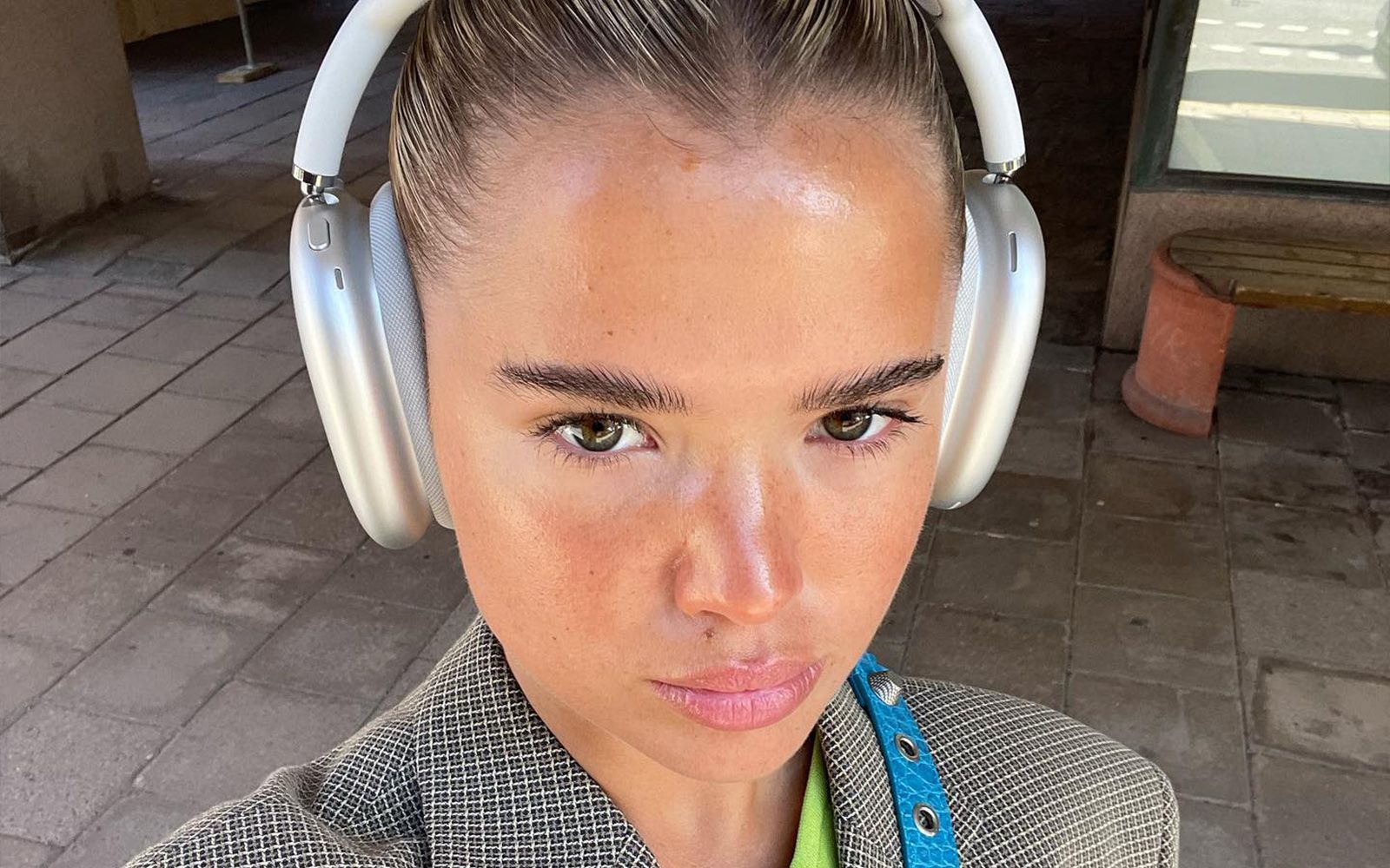 How to recreate a beauty look according to the "Laminated Skin" trend