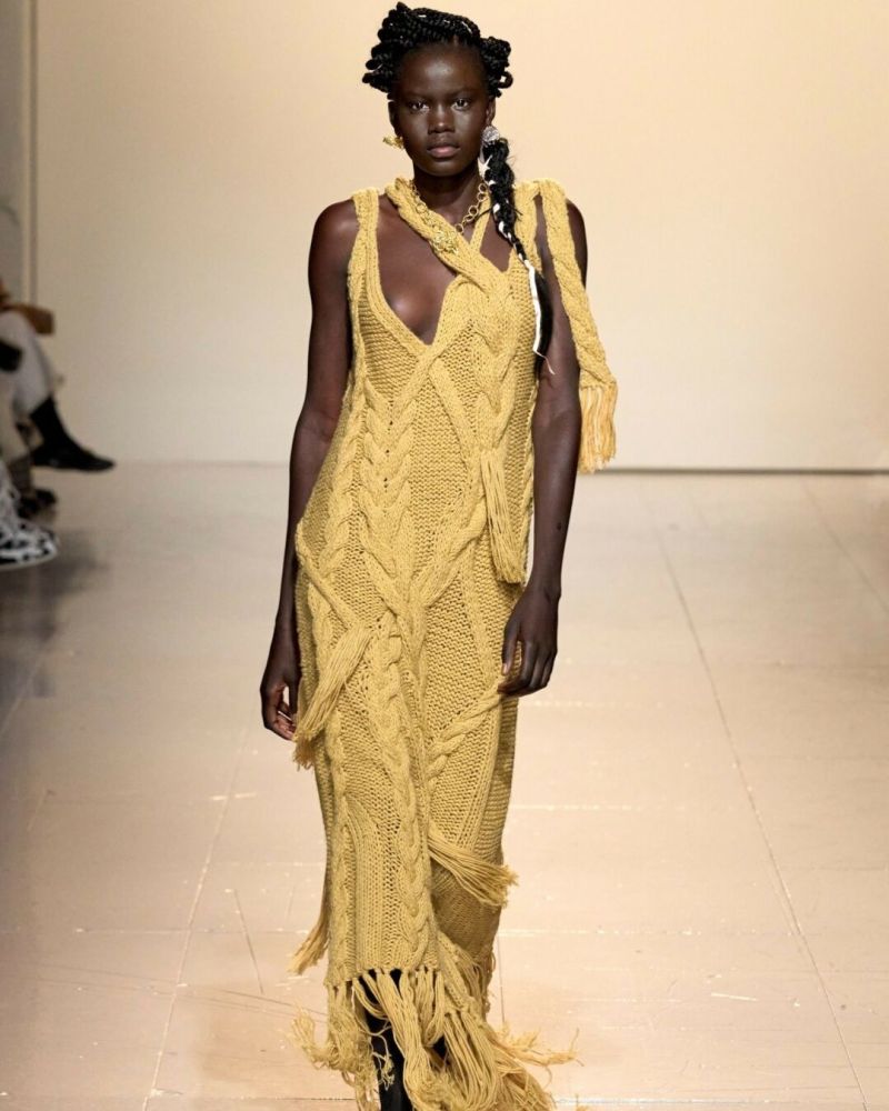 Models recruited in refugee camps: the case