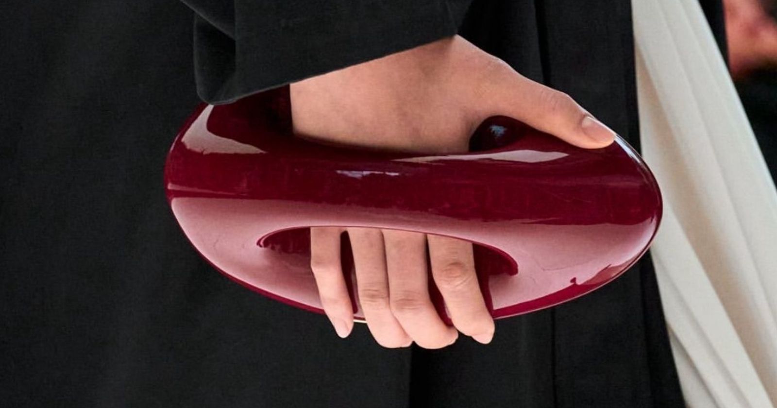 Alaïa SS26 : Clutches and Sculptural Bags Between Art and Technology ...